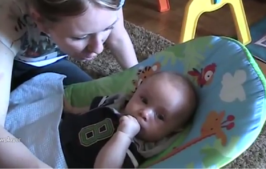 Mama ii ofera un pupic bebelusului sau