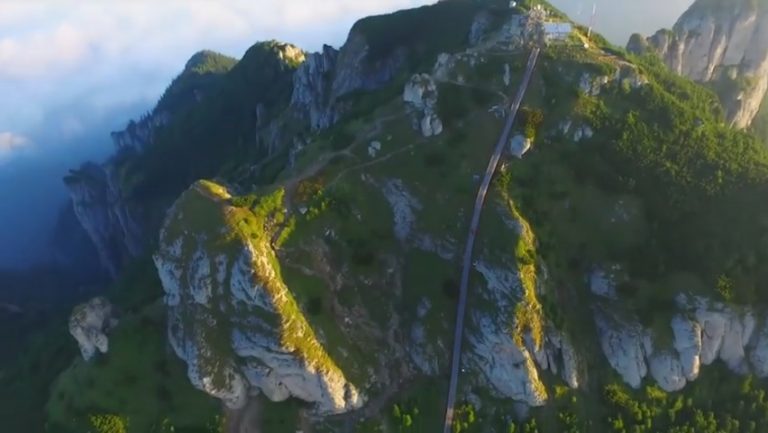 Unul dintre cele mai frumoase trasee montane! Scara care urcă spre ...