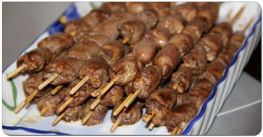 Inimi de pui marinate pe bețișoare de frigărui gătite în cuptor