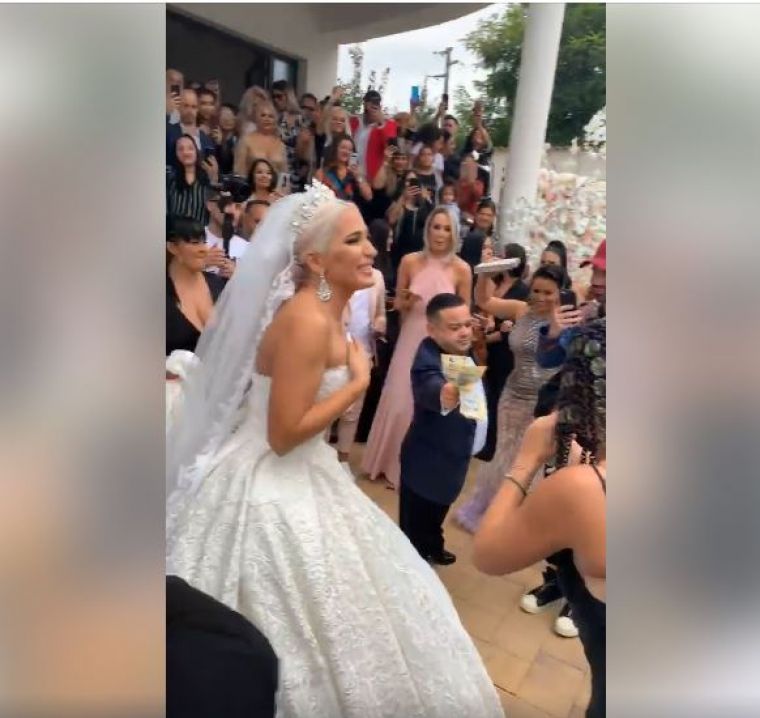 Laura Vass, ”îngropată” în bani de nașul Adrian Minune! Nu s-a mai ...