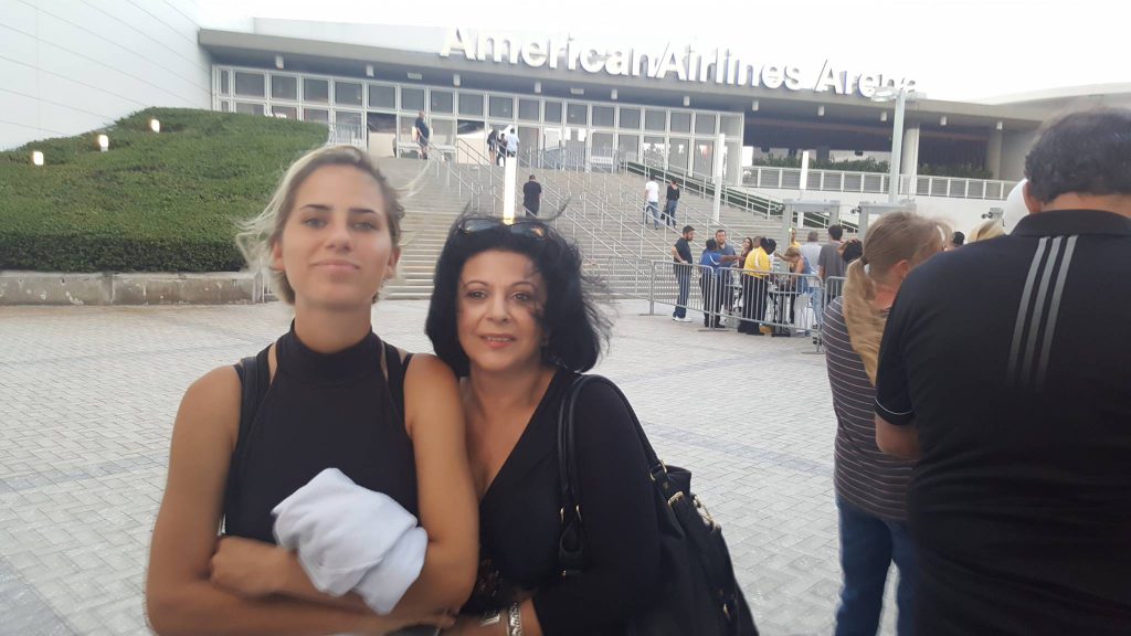 În 1998 și 1999, Elena Cârstea a înfiat două fetițe pe care le-a luat ...